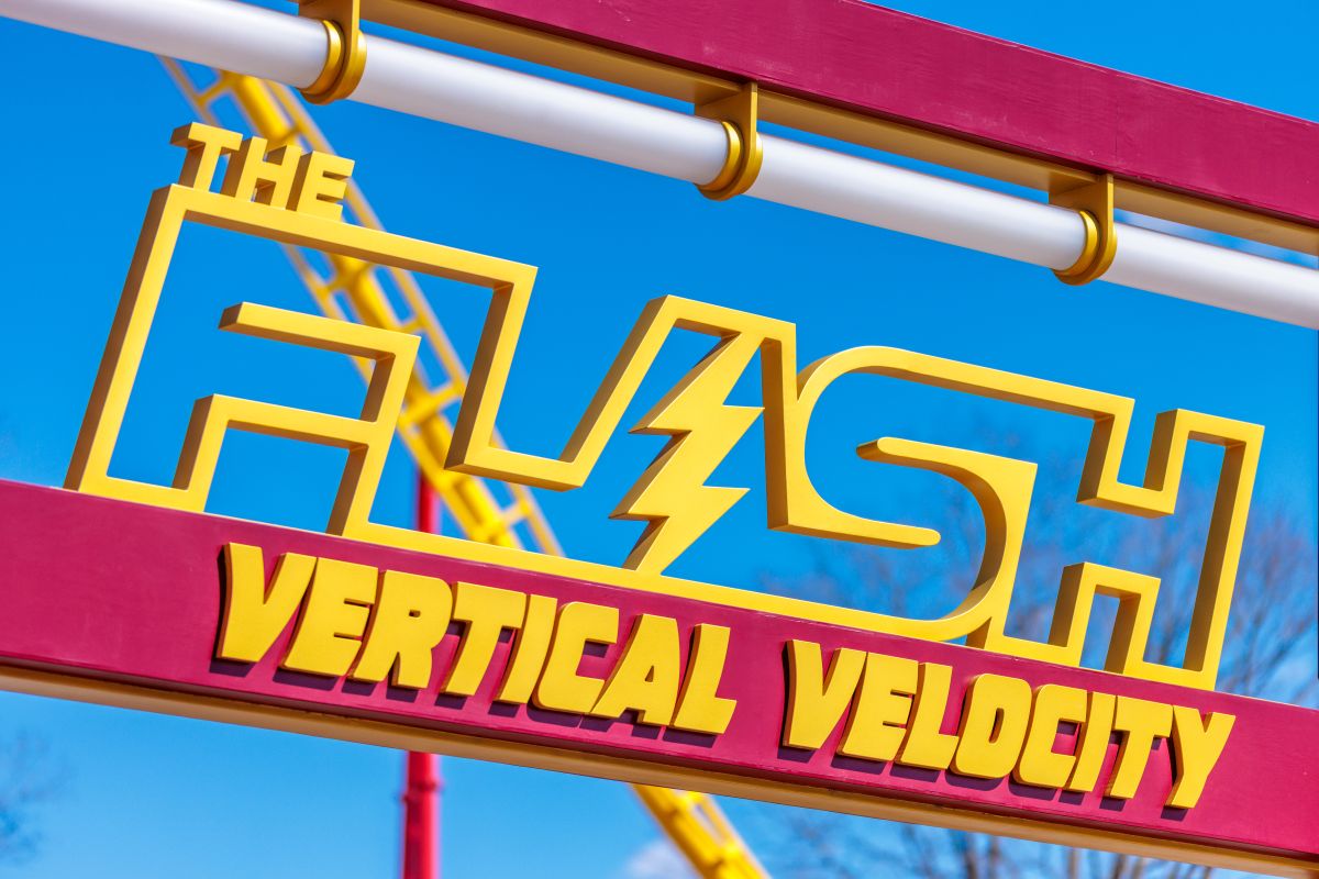 Experience THE FLASH: Vertical Velocity at Six Flags – Vacationeers Podcast